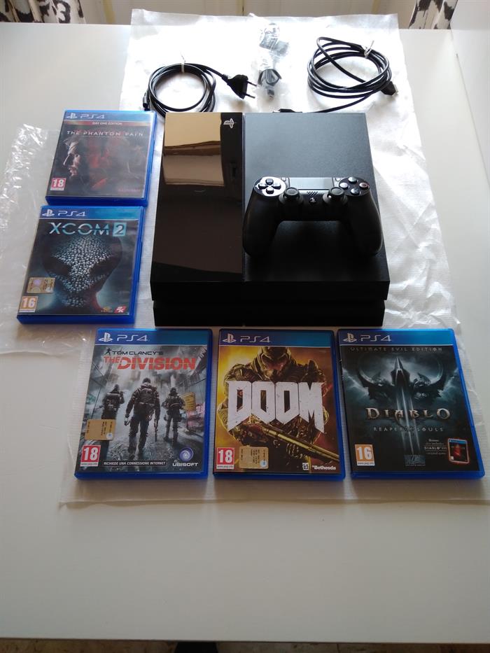 PS4 500GB + 5 GIOCHI