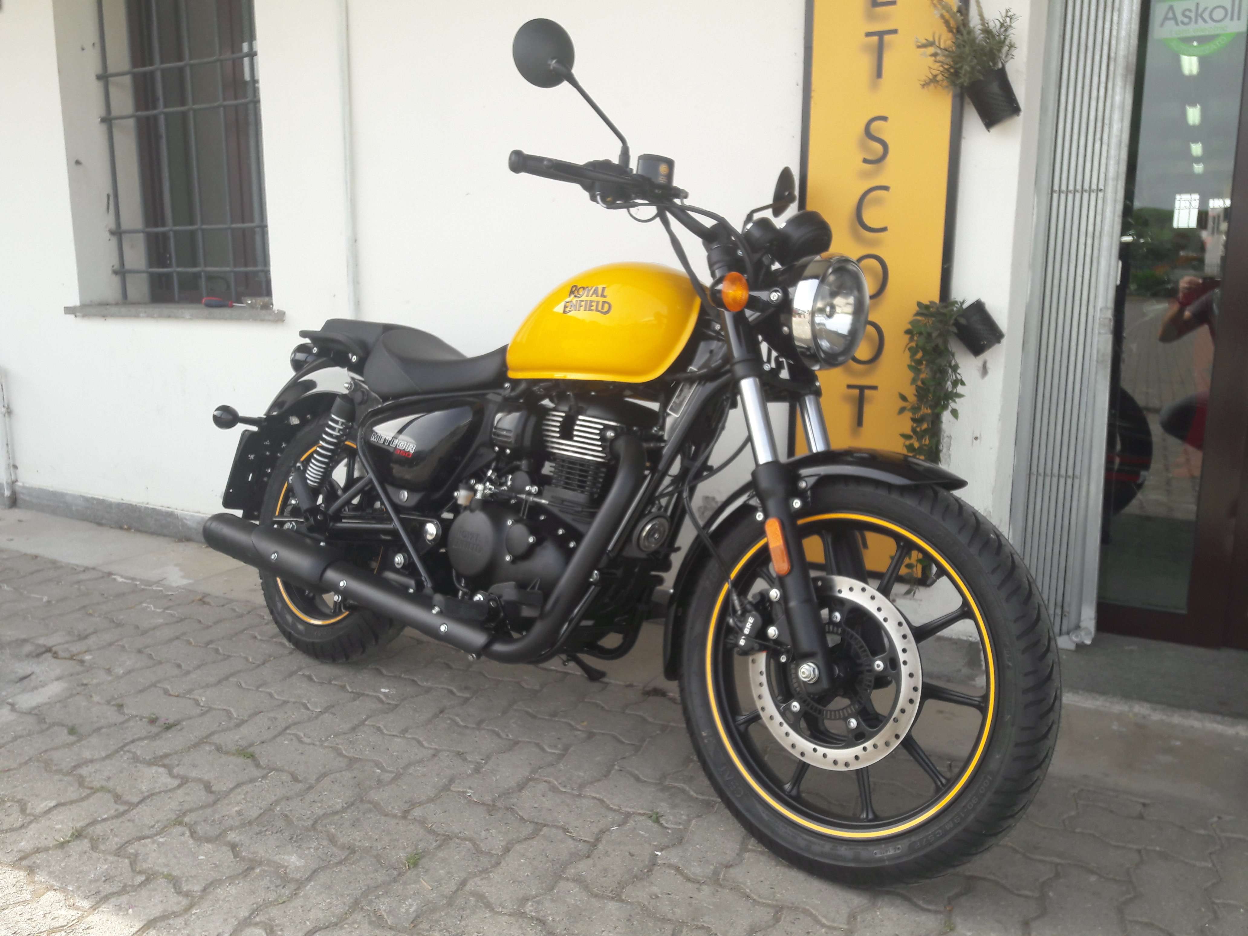 Royal Enfield Meteor 350Royal Enfield  Meteor 350 Fireball yellow