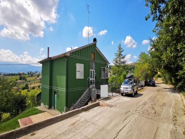 Casa indipendente in vendita a chieti s. barbara