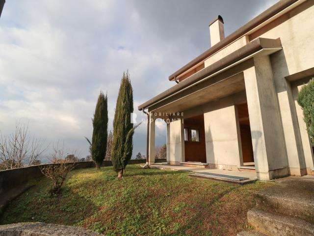 Villa bifamiliare ad oggiono.