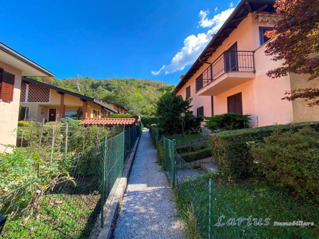 Trilocale con balcone, giardino e posto auto coperto