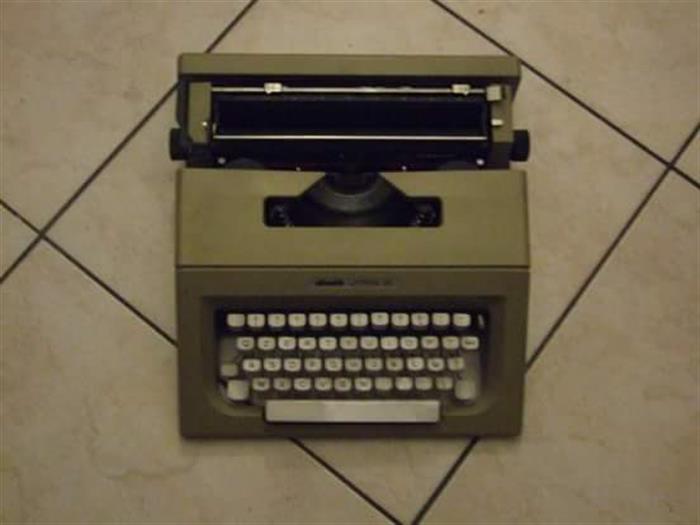 MACCHINA DA SCRIVERE OLIVETTI LETTERA 25 D