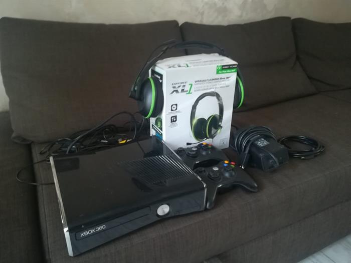 XBOX 360 250 GB NERA+CUFFIE ORIGINALI XBOX CHAT E GIOCO