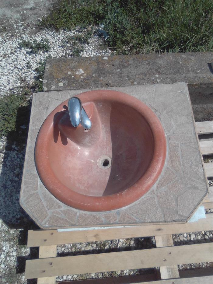 PIANO CON LAVABO IN TERRACOTTA