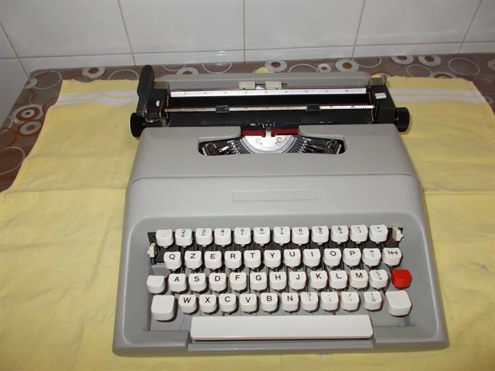 OLIVETTI LETTERA 82 MACCHINA DA SCRIVERE