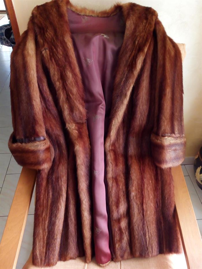 CAPPOTTO PER DONNA IN PURO VISONE ROSSO