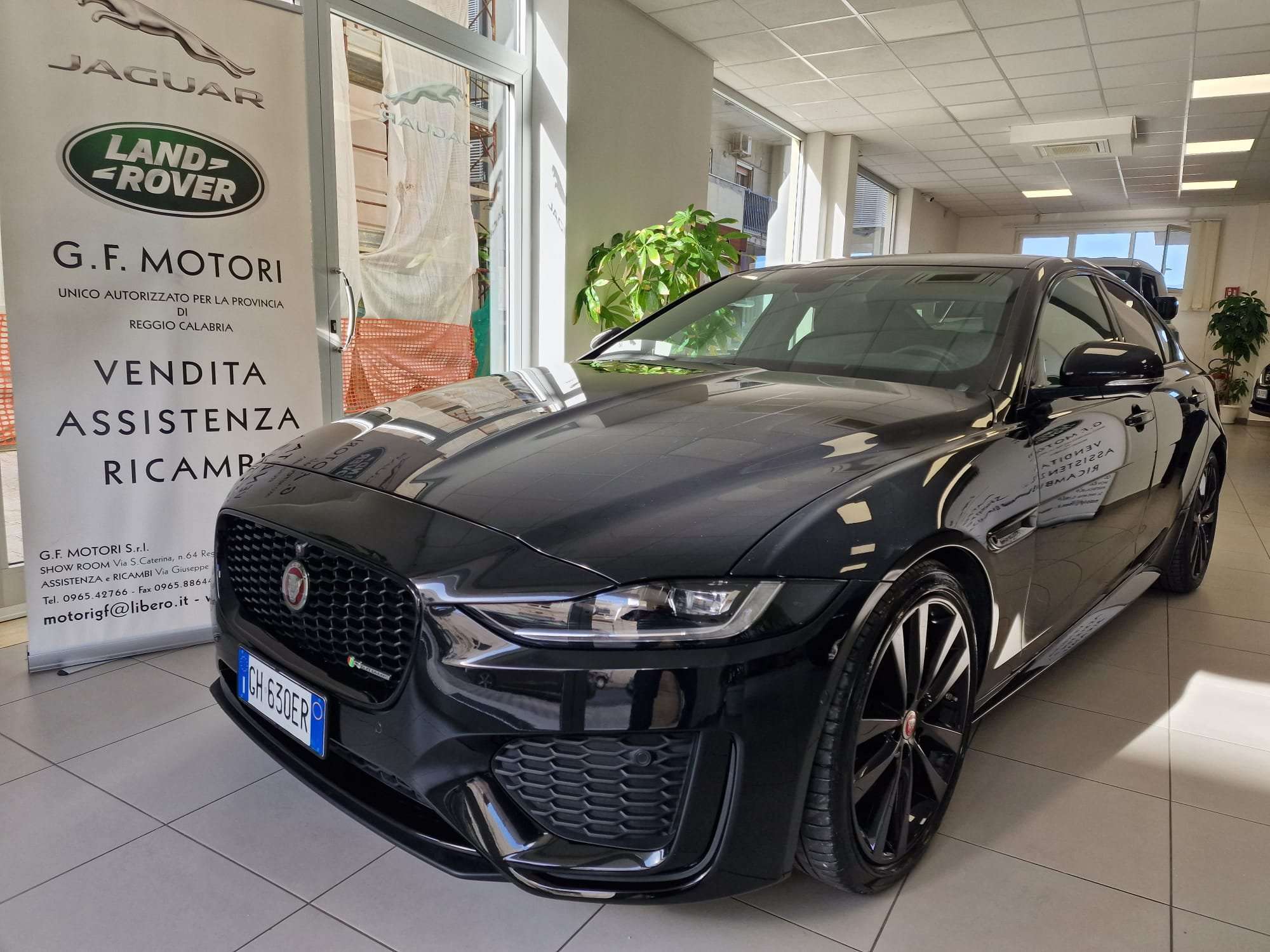 Jaguar XE2.0 D204 R-Dynamic Black rwd auto