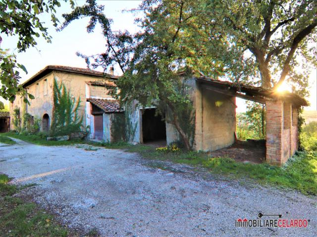 Casolare in prima campagna panoramica