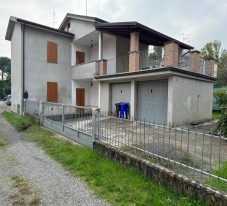 Casa indipendente con doppio garage in centro a Medesano  