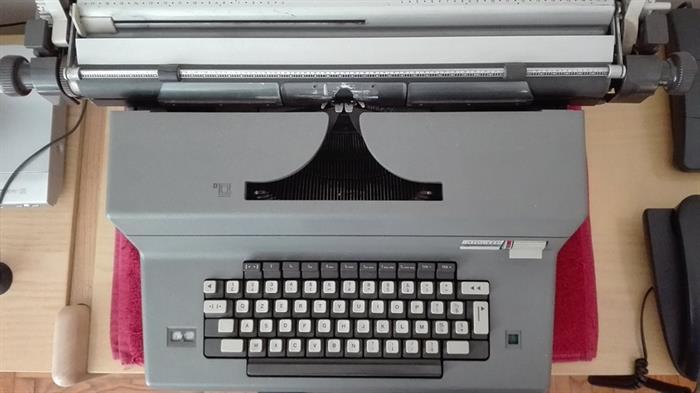 MACCHINA DA SCRIVERE OLIVETTI EDITOR 4