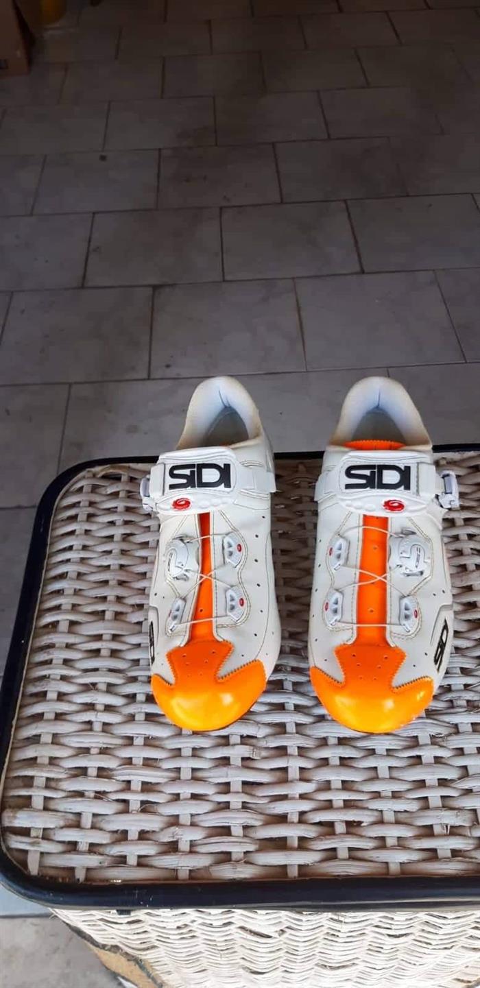 SCARPE DA CICLISTA E RULLI PER ESERCIZI