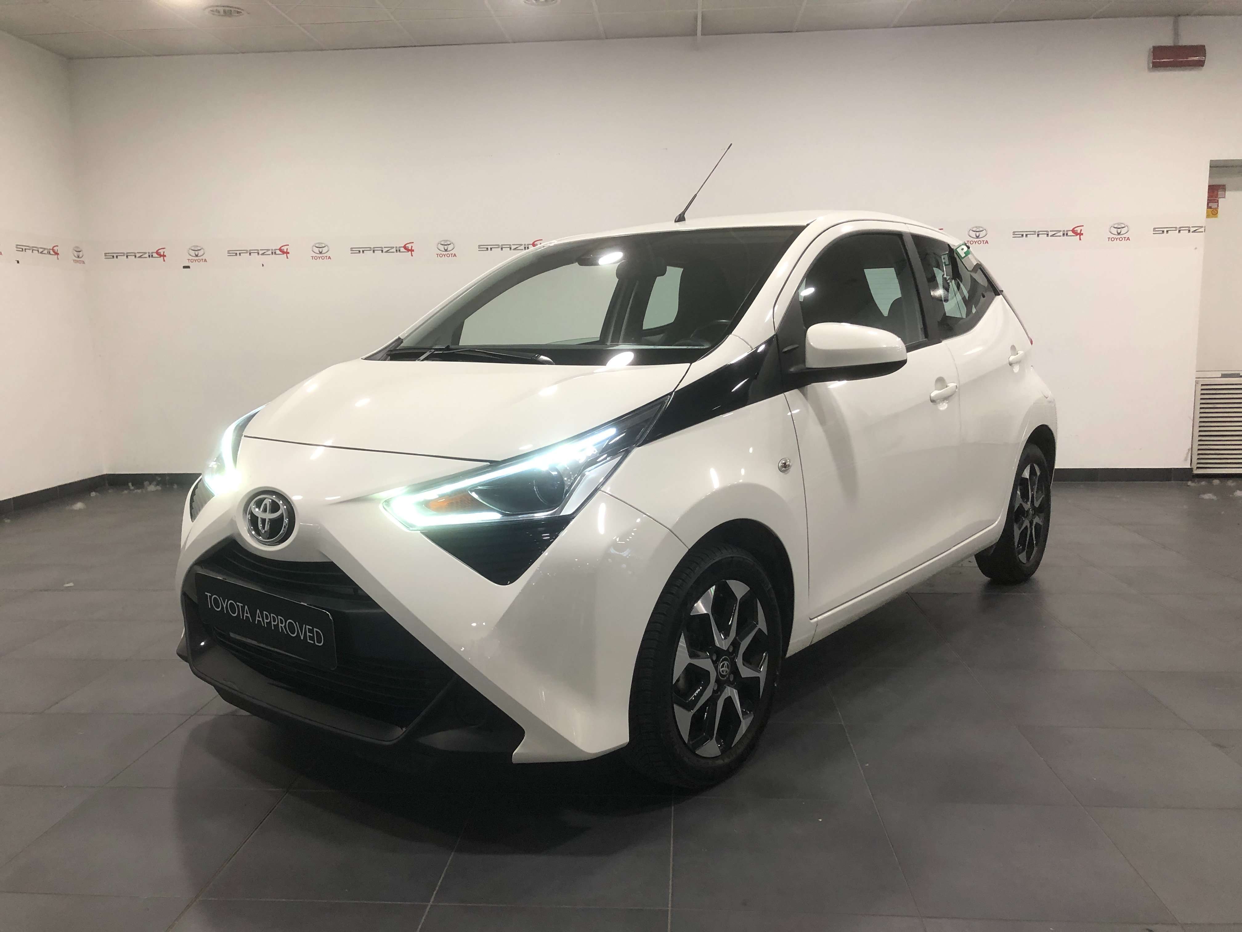 Toyota AygoAygo 5p 1.0 x-play 72cv