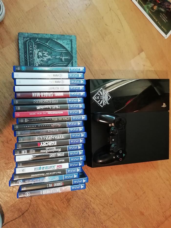 PLAYSTATION 4 500 GB CON 22 GIOCHI