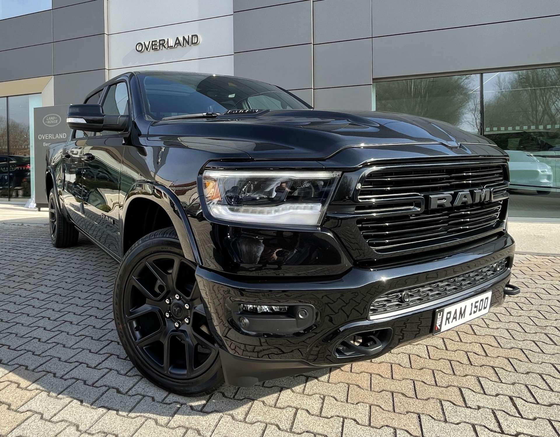 Dodge RAM1500 LARAMIE NIGHT EDITION 4X4 5.7 V8 HEMI GPL - A