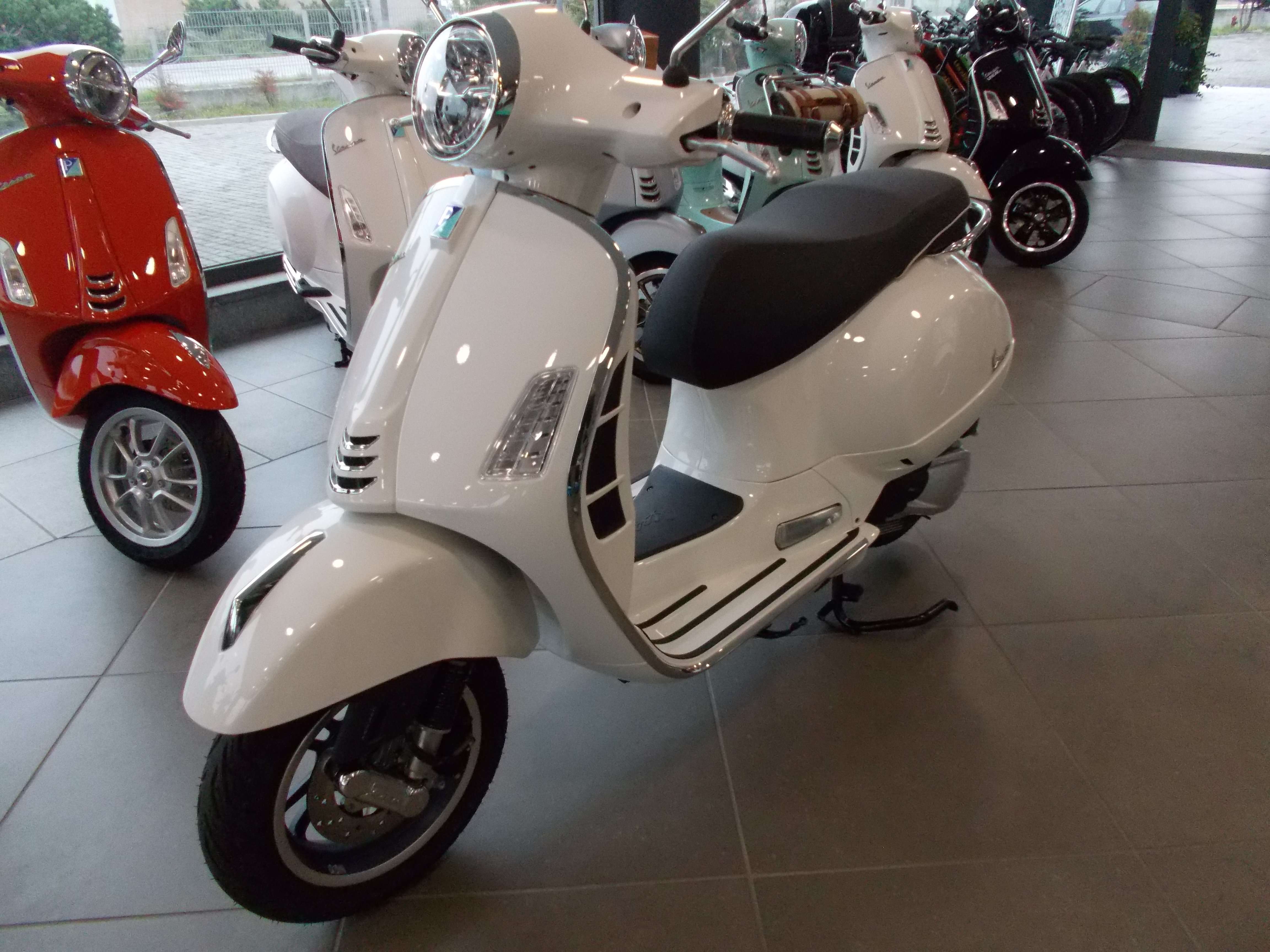 Vespa GTS Super 300NEW