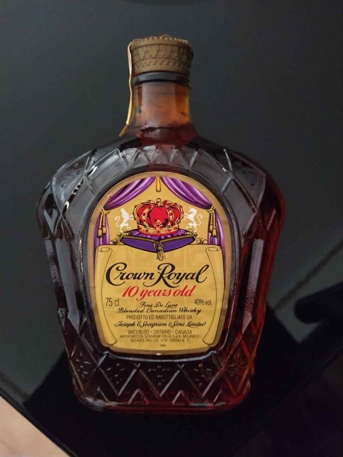 CROWN ROYAL 10 YEARS OLD