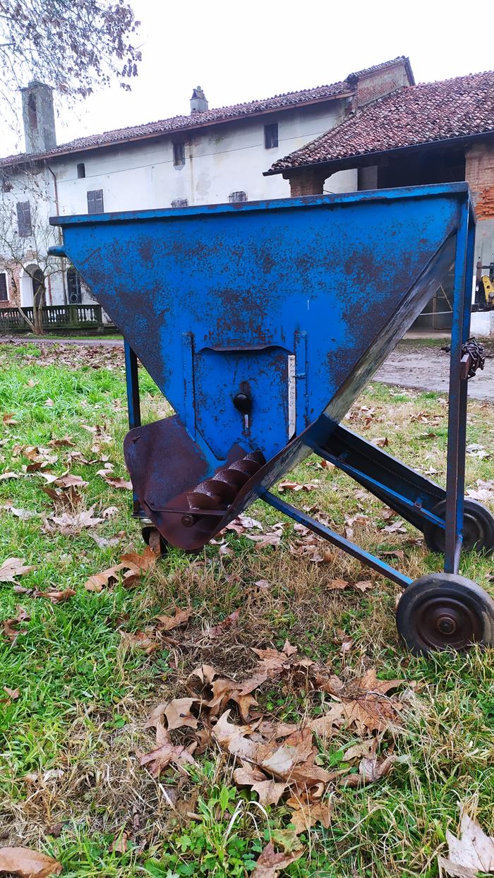 CARRELLO MANUALE A SPINTA PER DISTRIBUZIONE MANGIMI