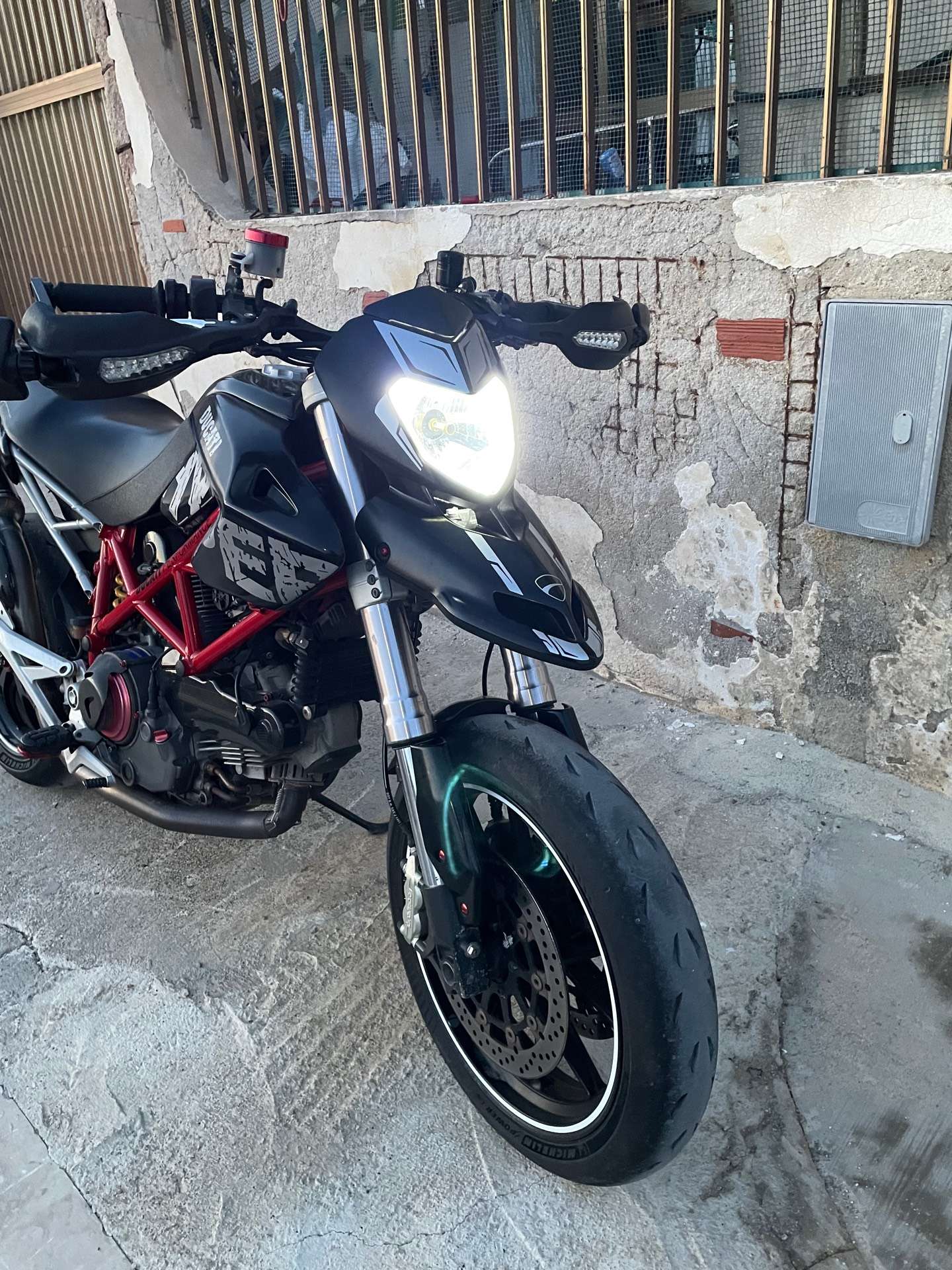 Ducati Hypermotard 1100molti accessori in ergal e carbonio