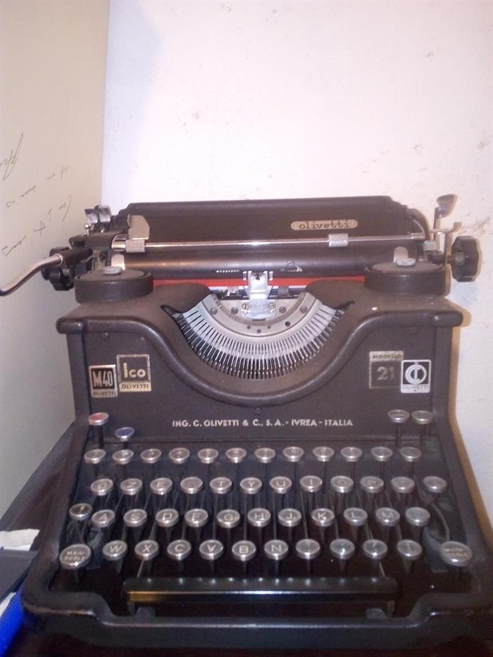 MACCHINA DA SCRIVERE OLIVETTI M40