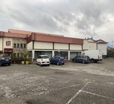 Locale commerciale di 1100 mq con grandi vetrage 