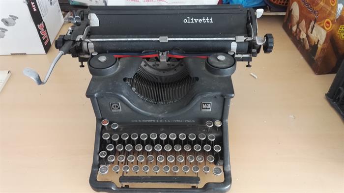 MACCHINA DA SCRIVERE OLIVETTI M40