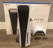 Sony PlayStation PS5 Console Disc Edition costo 340EUR, Apple iPhone 12 Pro 128GB costo 500 EUR, Apple iPhone 12 Pro Max 128GB costo 550 EUR