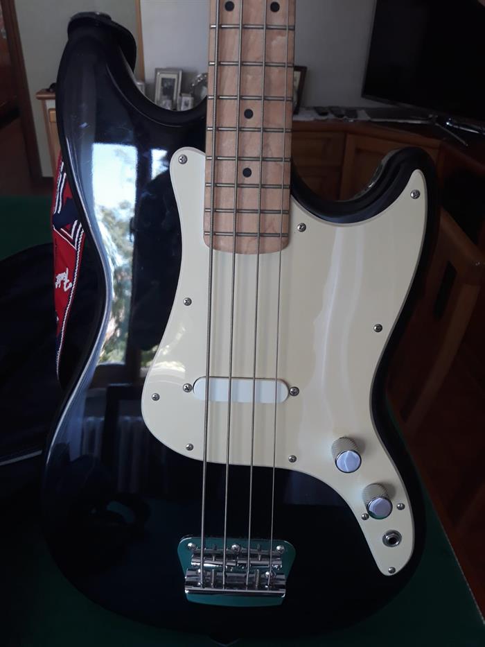 SQUIER BRONCO BASS E HARTKE HD 25 AMPLIFICATORE