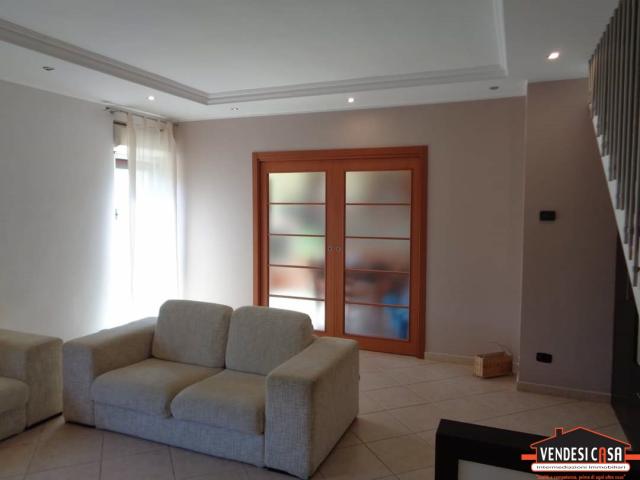 Duplex di 4 vani + doppi acc. con cantina e posto auto zona stazione canneto