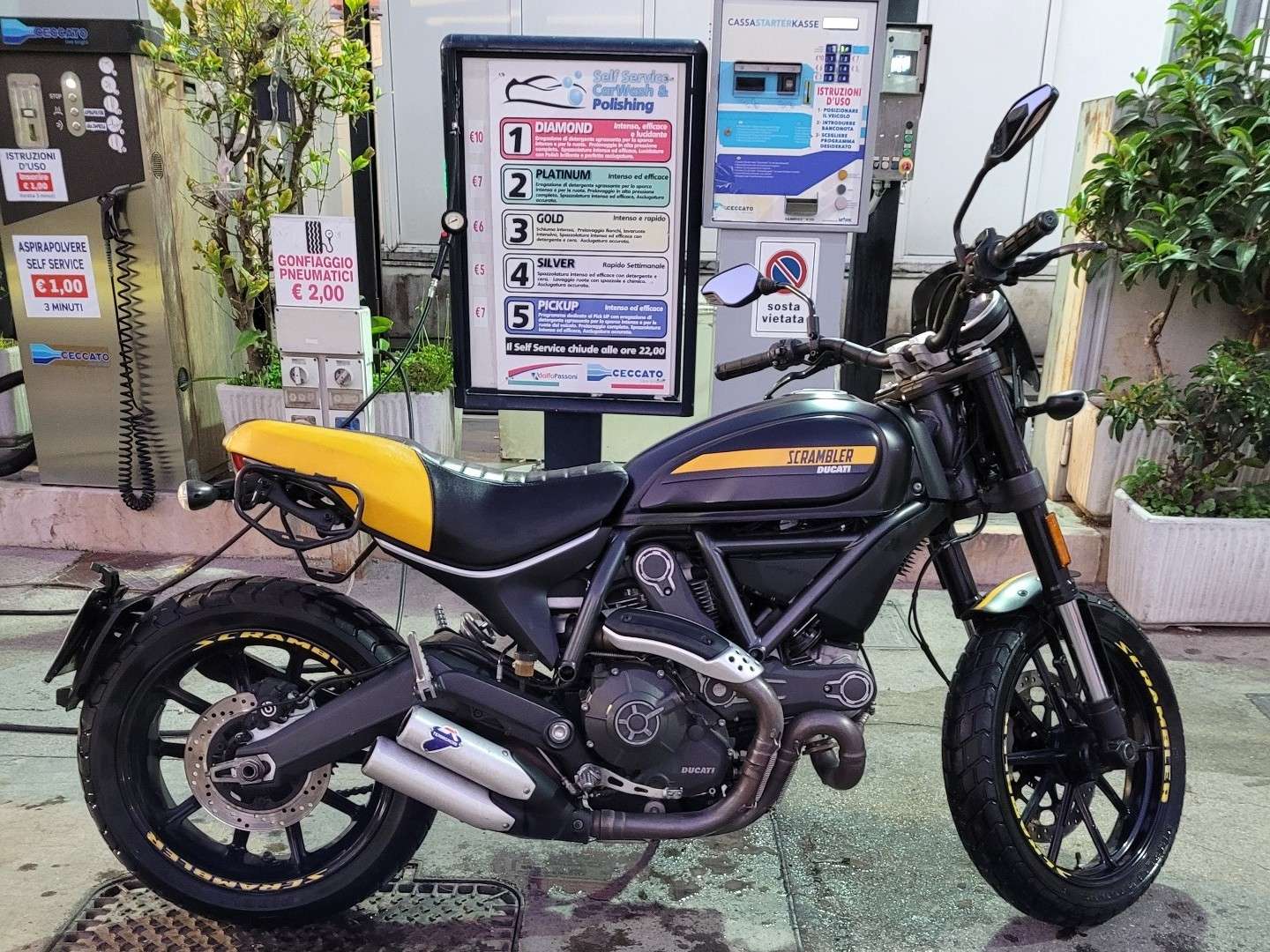 Ducati Scramblerfull throttle