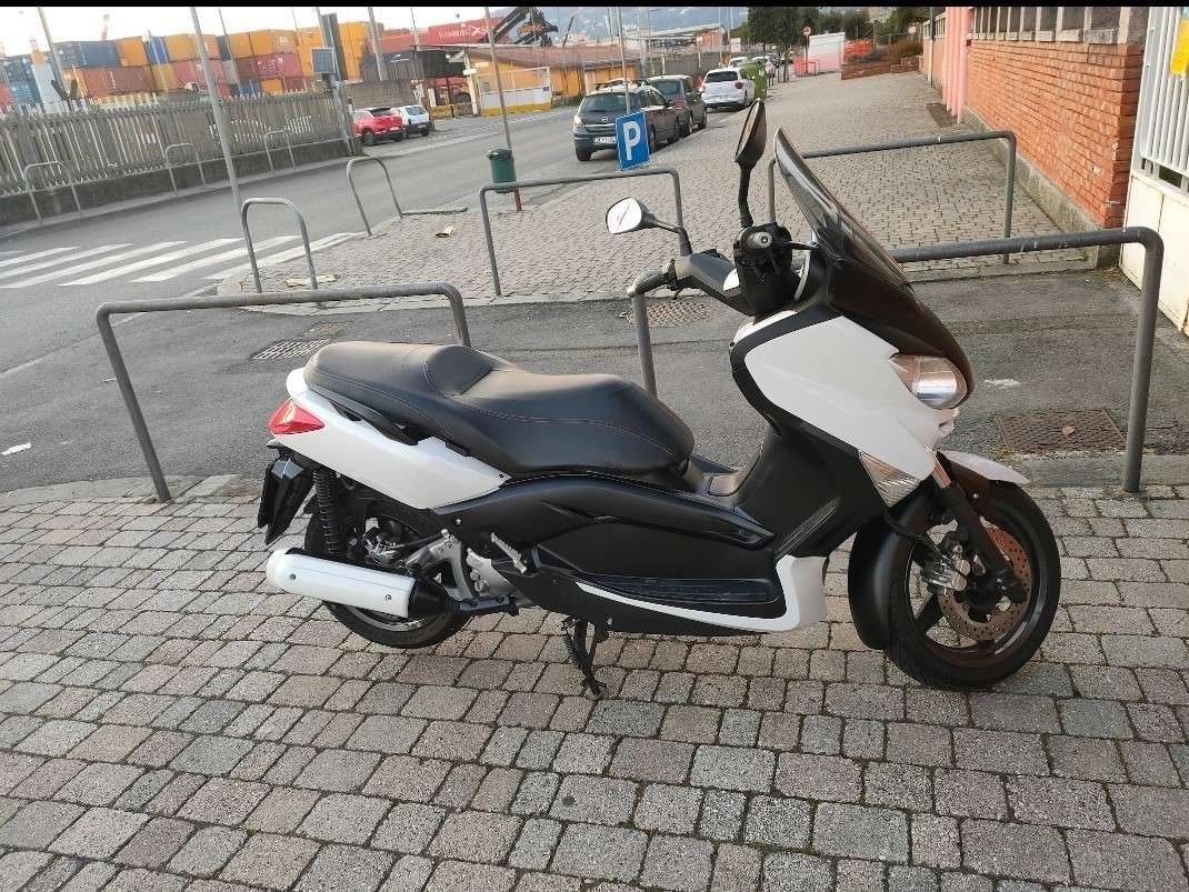 Yamaha X-Max 250