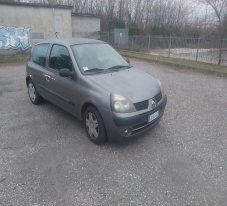 Vendo auto con tanti km per pezzi di ricambio 