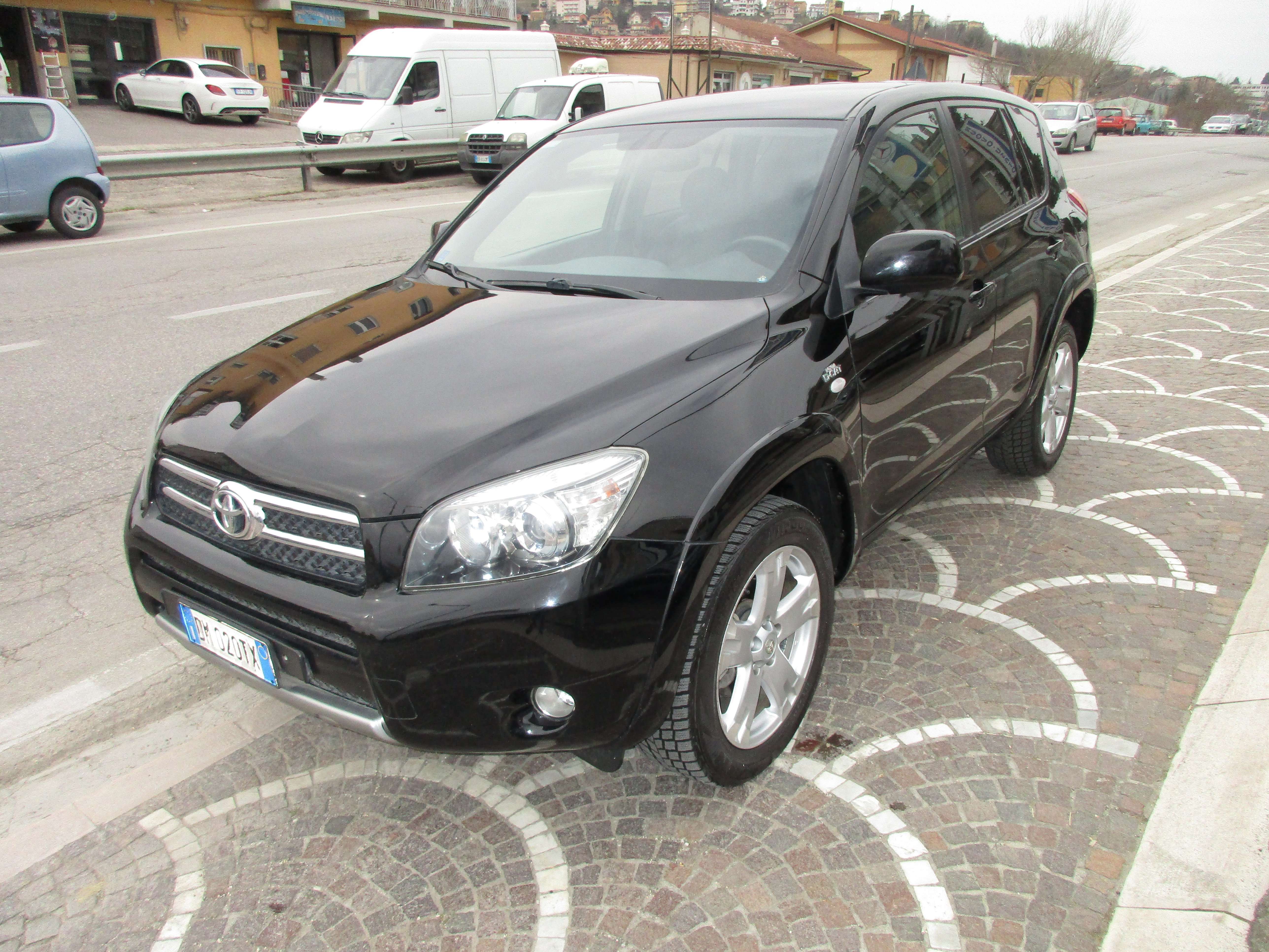 Toyota RAV 42.2 d-4d Luxury 177 cv full optional garantita