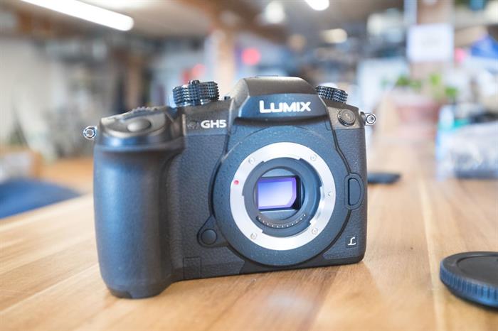 PANASONIC LUMIX DC-GH5 MIRRORLESS