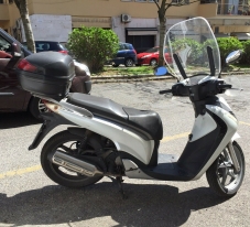 Scooter Honda SH150,bianco, 2011,ottime condizioni,bauletto e parabrezza origina