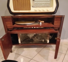 Radio antica con mobile giradischi più vano porta dischi in vetro .1850