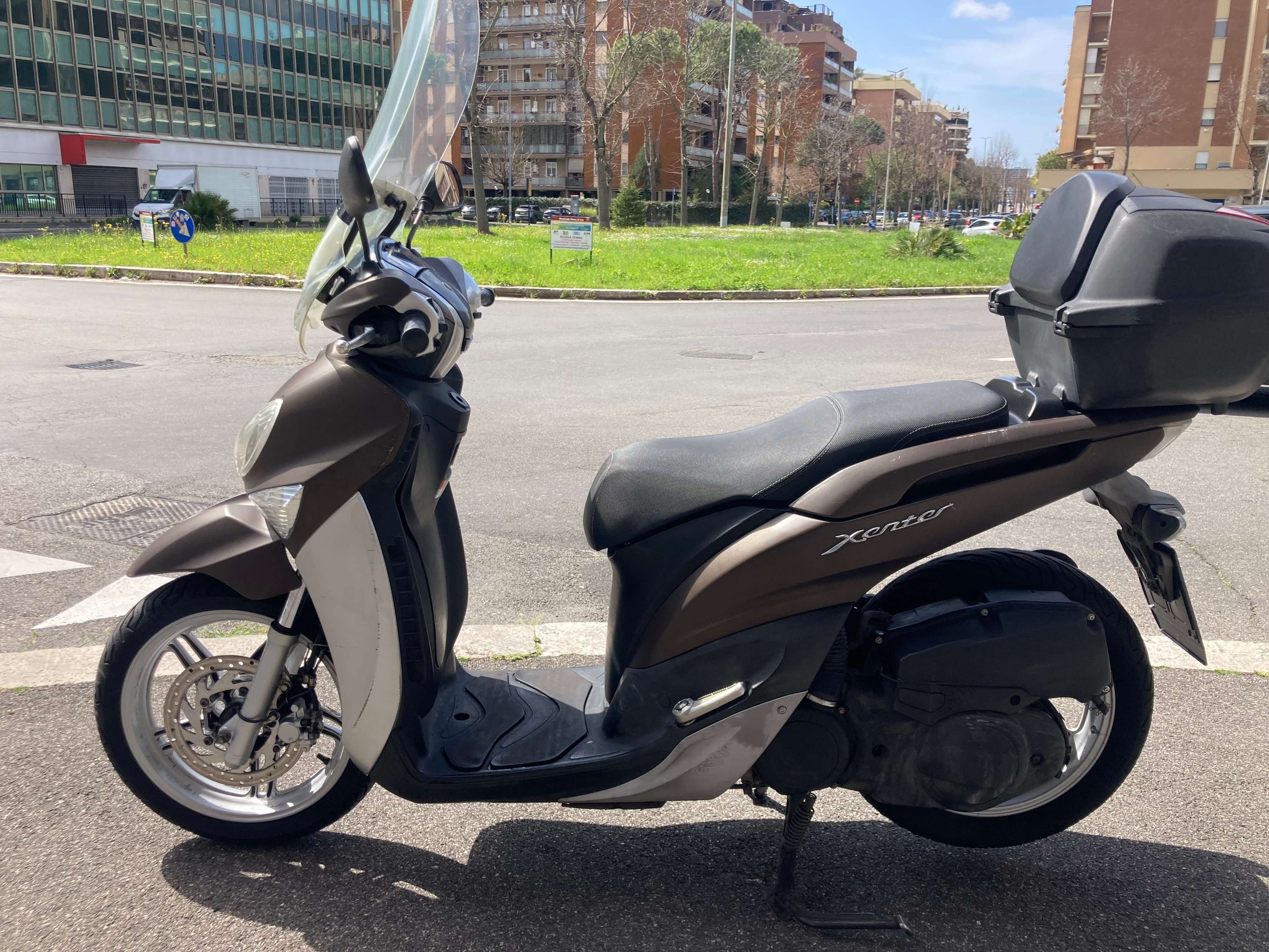 Yamaha Xenter 150Mat con Bauletto e Parabrezza Antifurto