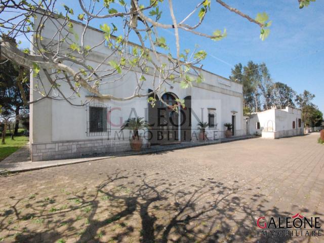 Salento, san donato di lecce (le). masseria con piscina.