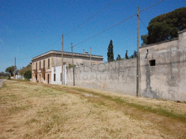 Dimora d'epoca con terrazzi a livello e terreno di pertinenza - arnesano (le)