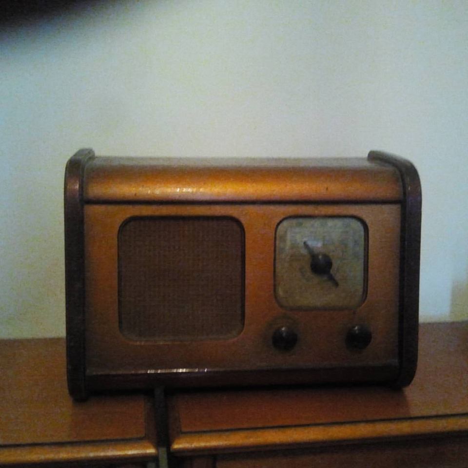 RADIO D`EPOCA WATT AR 48 FUNZIONANTE E IN BUONO STATO.