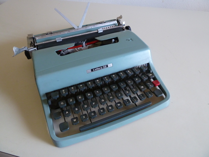 MACCHINA DA SCRIVERE OLIVETTI LETTERA 32