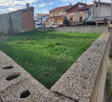 Permuto terreno edificabile con piccola casa con cortile o appartamento max 60mq