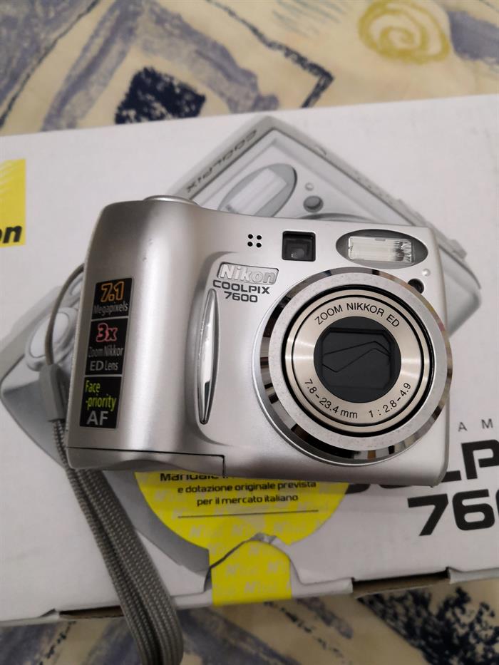 NIKON COOLPIX 7600