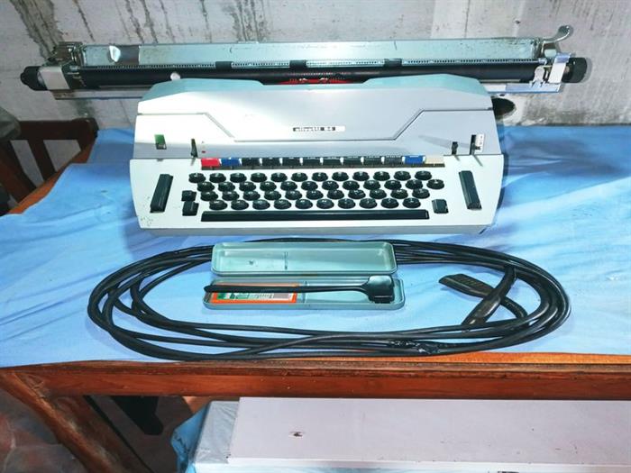 MACCHINA PER SCRIVERE ELETTRICA OLIVETTI 84