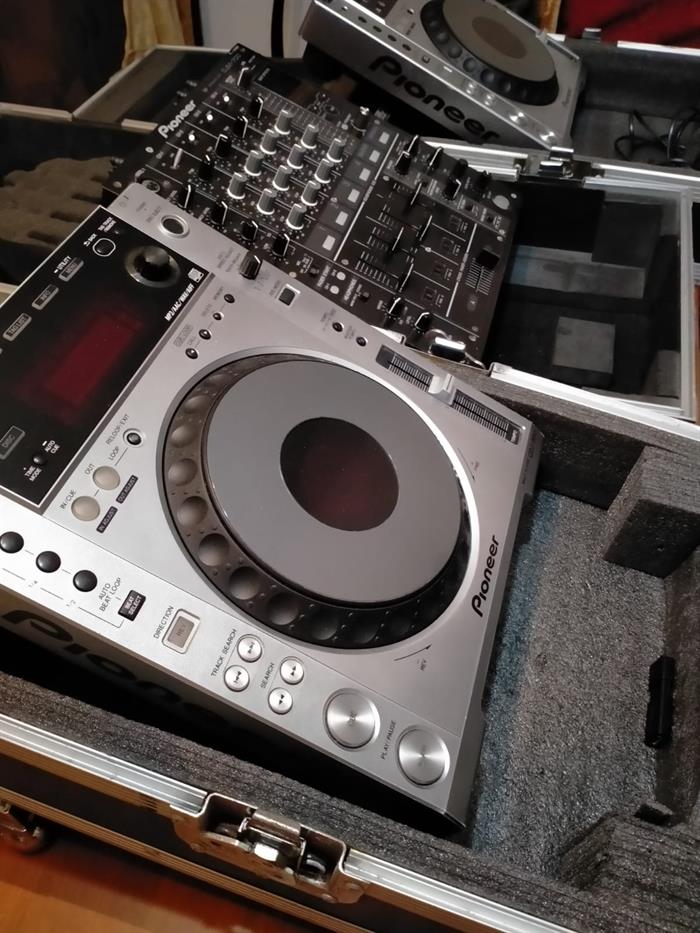 COPPIA CDJ850 PIONEER + MIXER DJM700 + 3 FLIGHT CASE