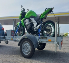 Carrello portamoto con pianale per trasporti vari