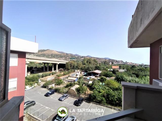 Panoramico trivani con ampia cantina e posto auto