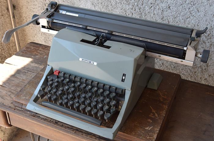 MACCHINA DA SCRIVERE OLIVETTI LETTERA 82