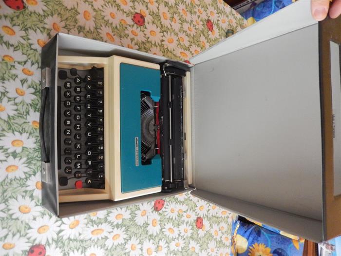 MACCHINA DA SCRIVERE OLIVETTI 31 T