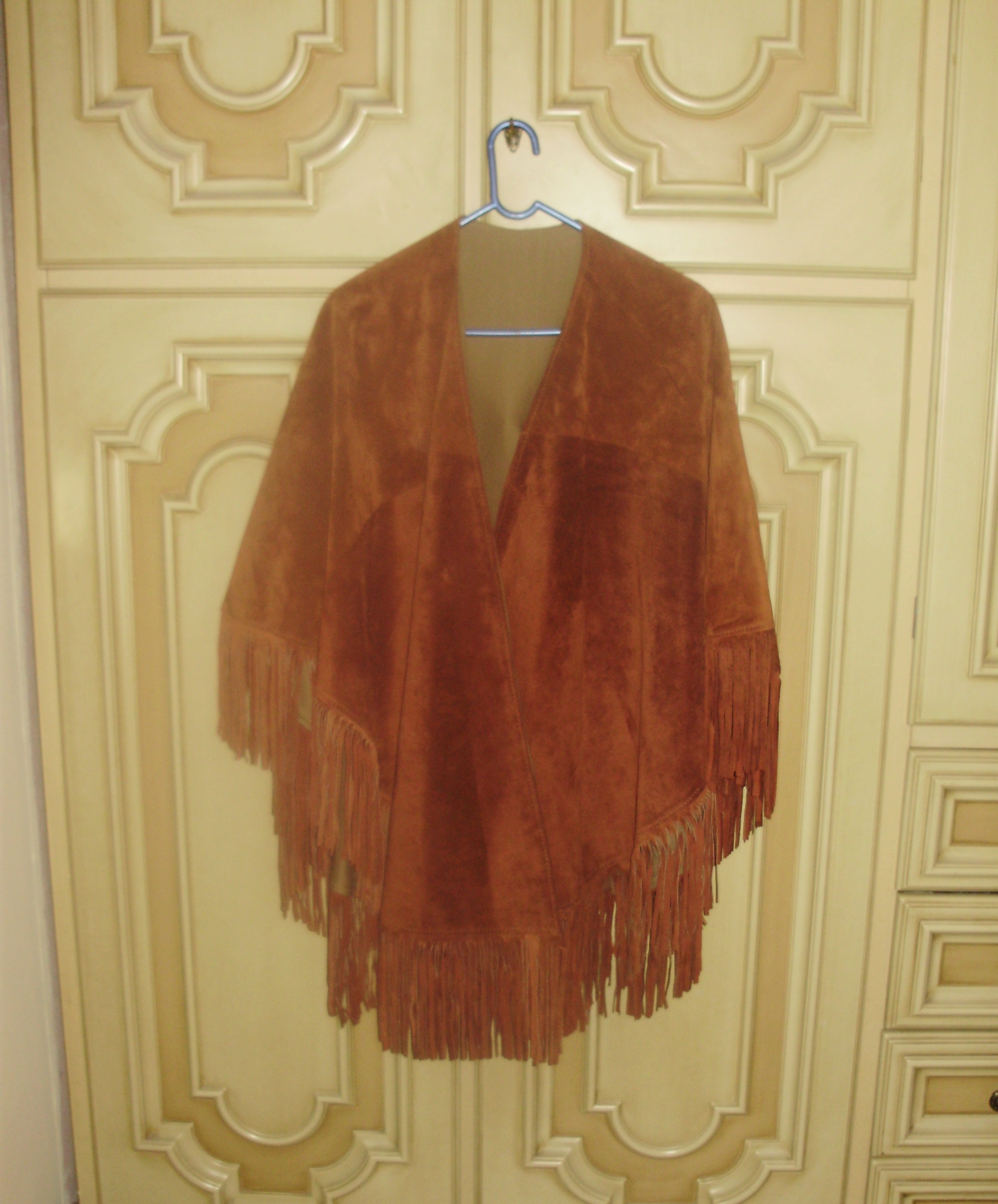 BELLISSIMO PONCHO CON FRANGE DI GRAN MODA