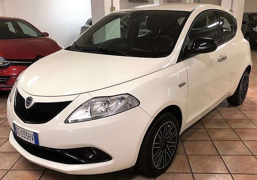 Lancia Ypsilon1.0 firefly 70cv hybrid Gold S&S 5Posti Sensori